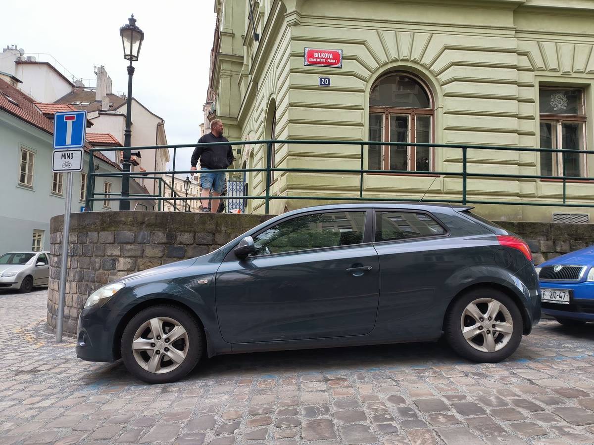 Foto: Každé dva roky o centimetr. Auta jsou stále širší, ve městech pro ...