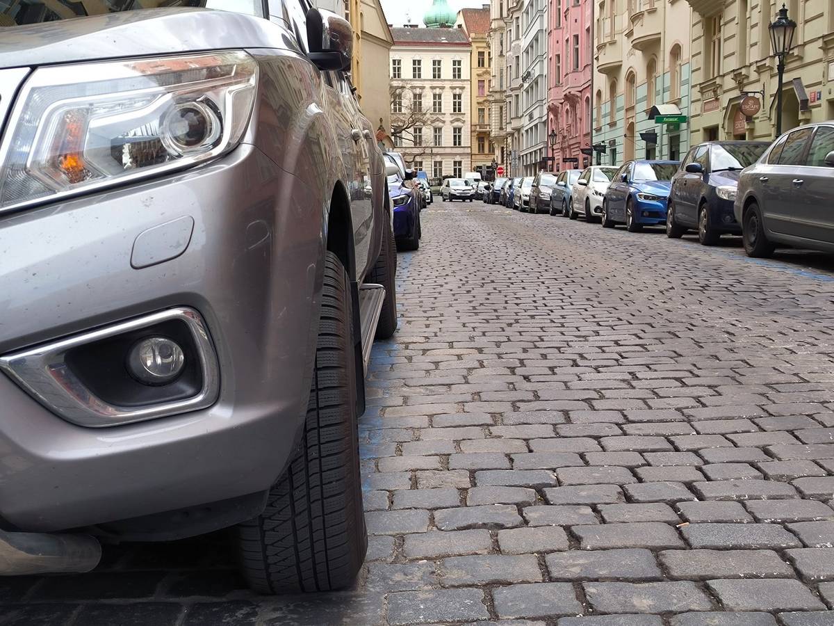 Foto: Každé dva roky o centimetr. Auta jsou stále širší, ve městech pro ...